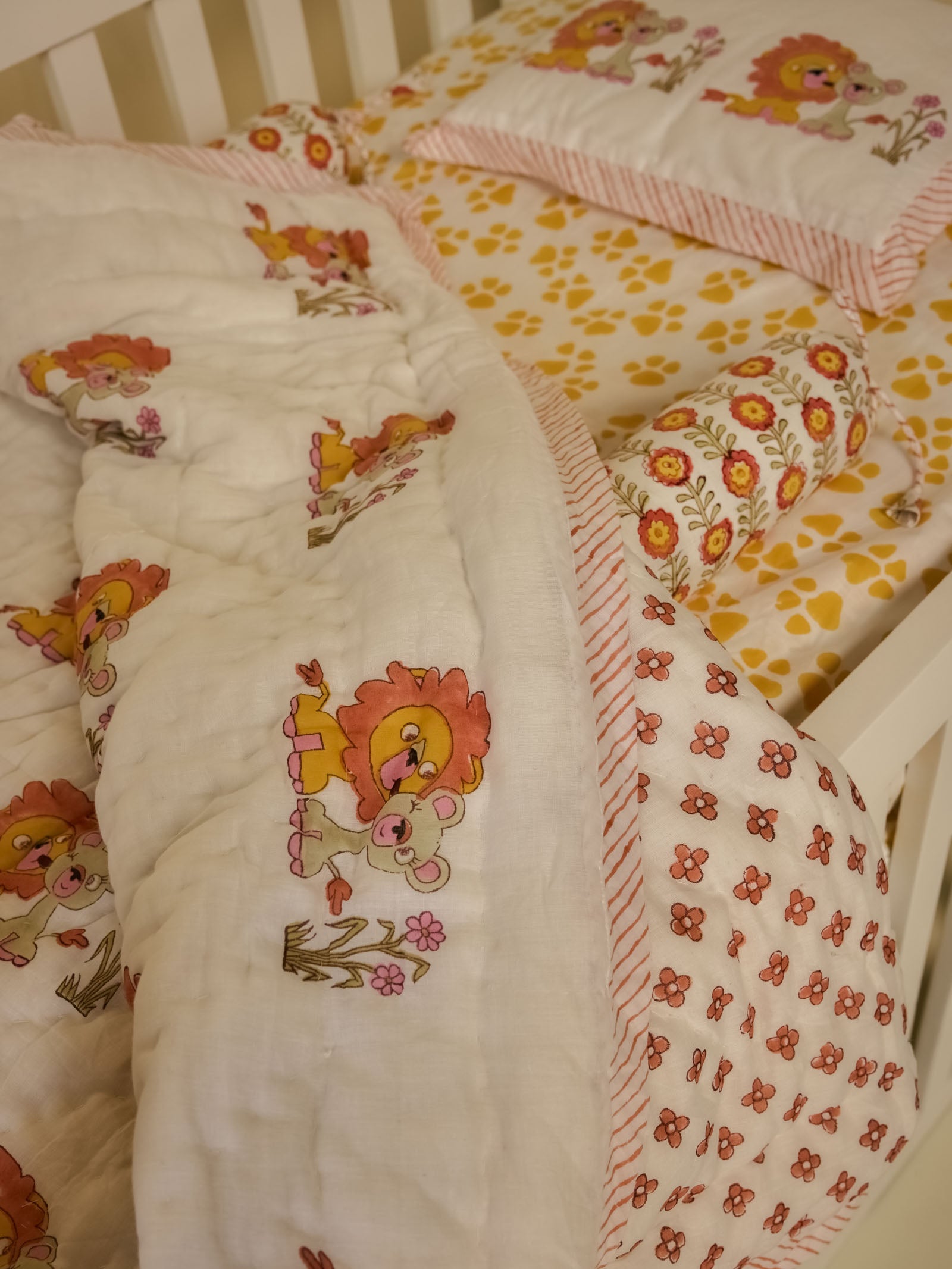 Lion Kisses Crib Set